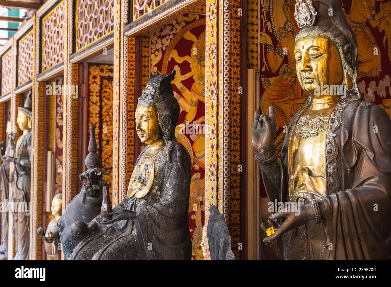 Ancient statues of Gangaramaya Temple, the most important temples in ...