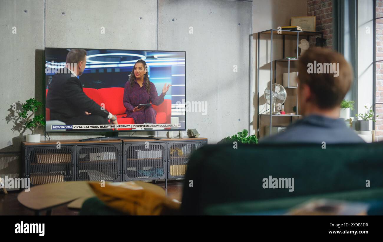 Serious news anchor hi-res stock photography and images - Alamy