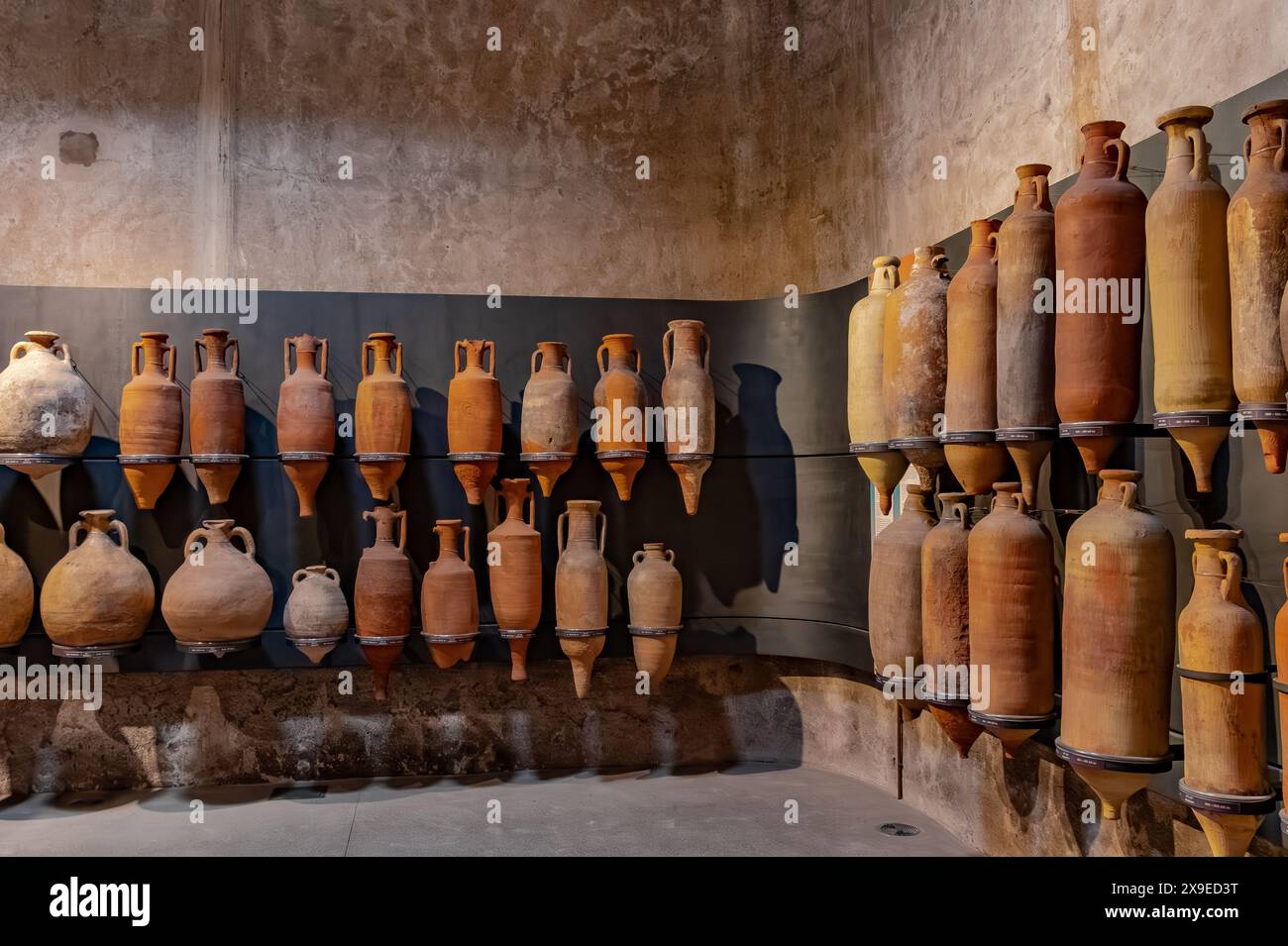 Roman pottery hi-res stock photography and images - Alamy