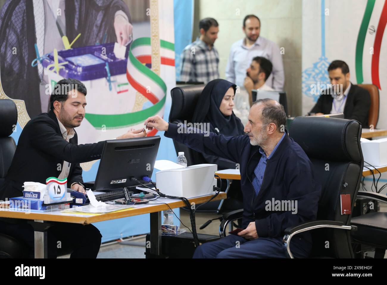 Secondant hi-res stock photography and images - Alamy