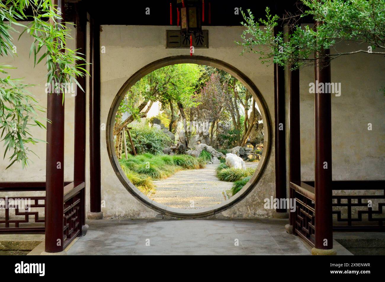 Ornamental circular archway hi-res stock photography and images - Alamy