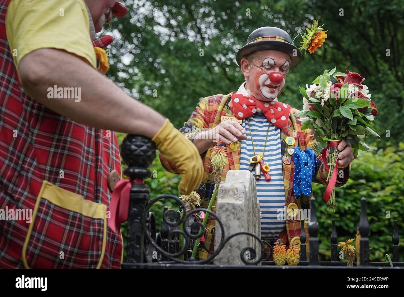 London, UK. 31st May 2024. Clown Mattie Faint prepares to lay flowers ...