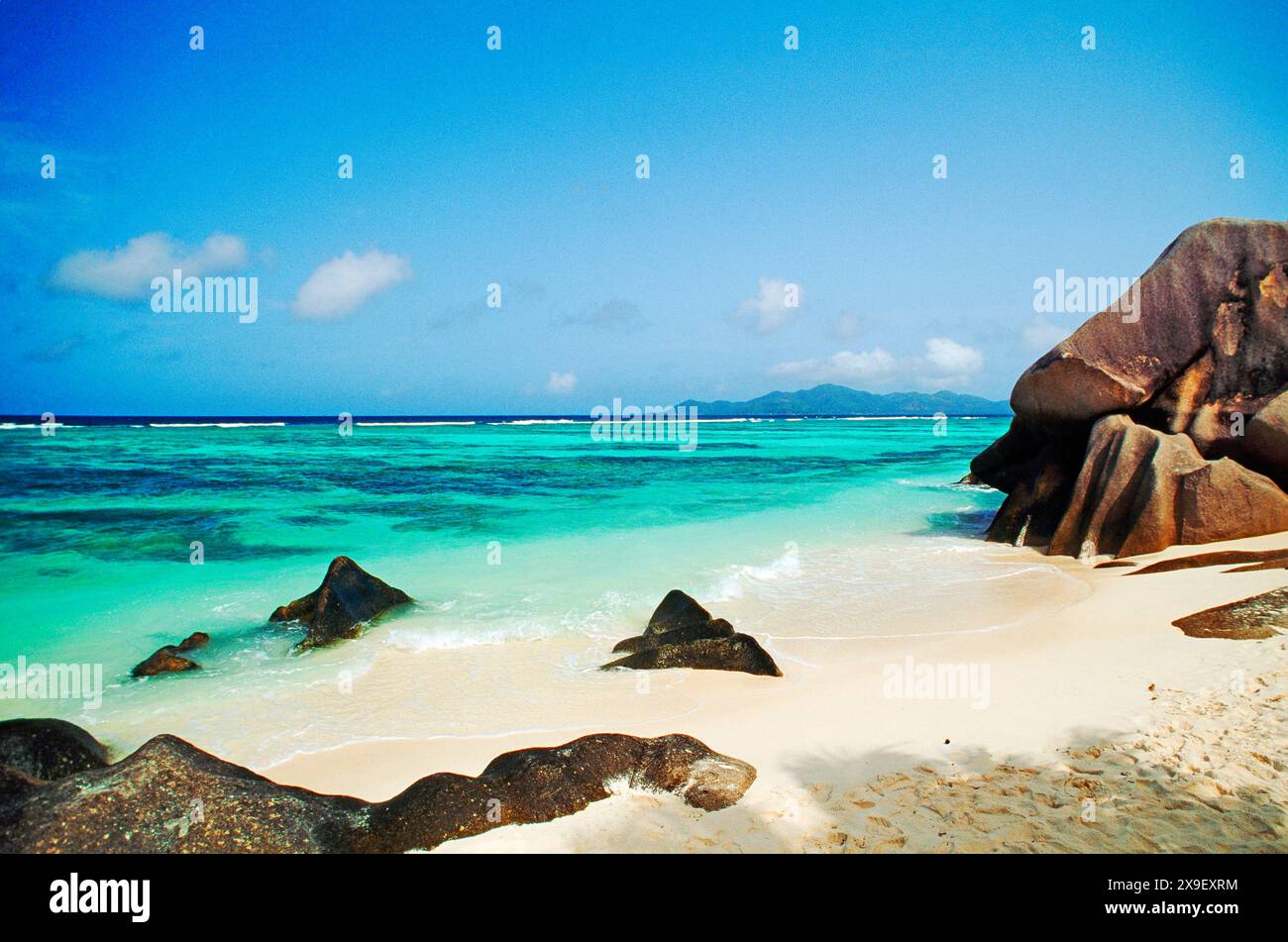 Trpical island hi-res stock photography and images - Alamy