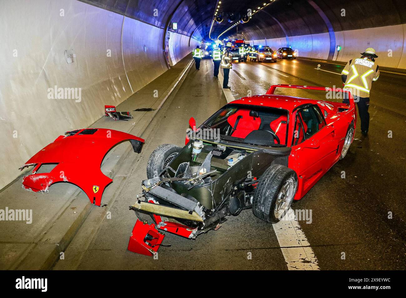 Verkehrsunfall mit Ferrari F40 im Engelbergtunnel auf der A81 in Richtung Stuttgart ...