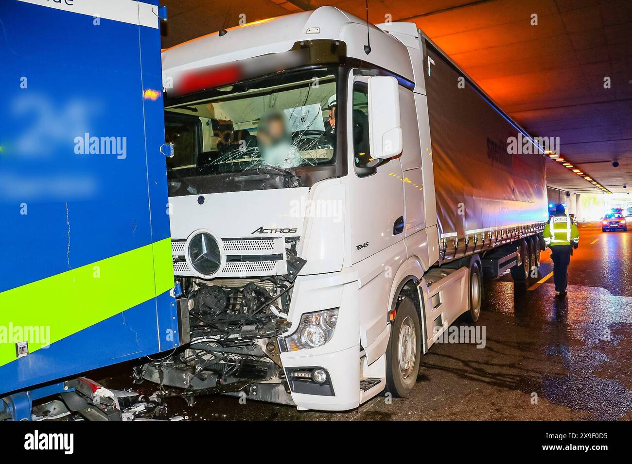 Schwerer LKW - Auffahrunfall im Engelbergtunnel mehrere eingeklemmte Personen im Führerhaus ...