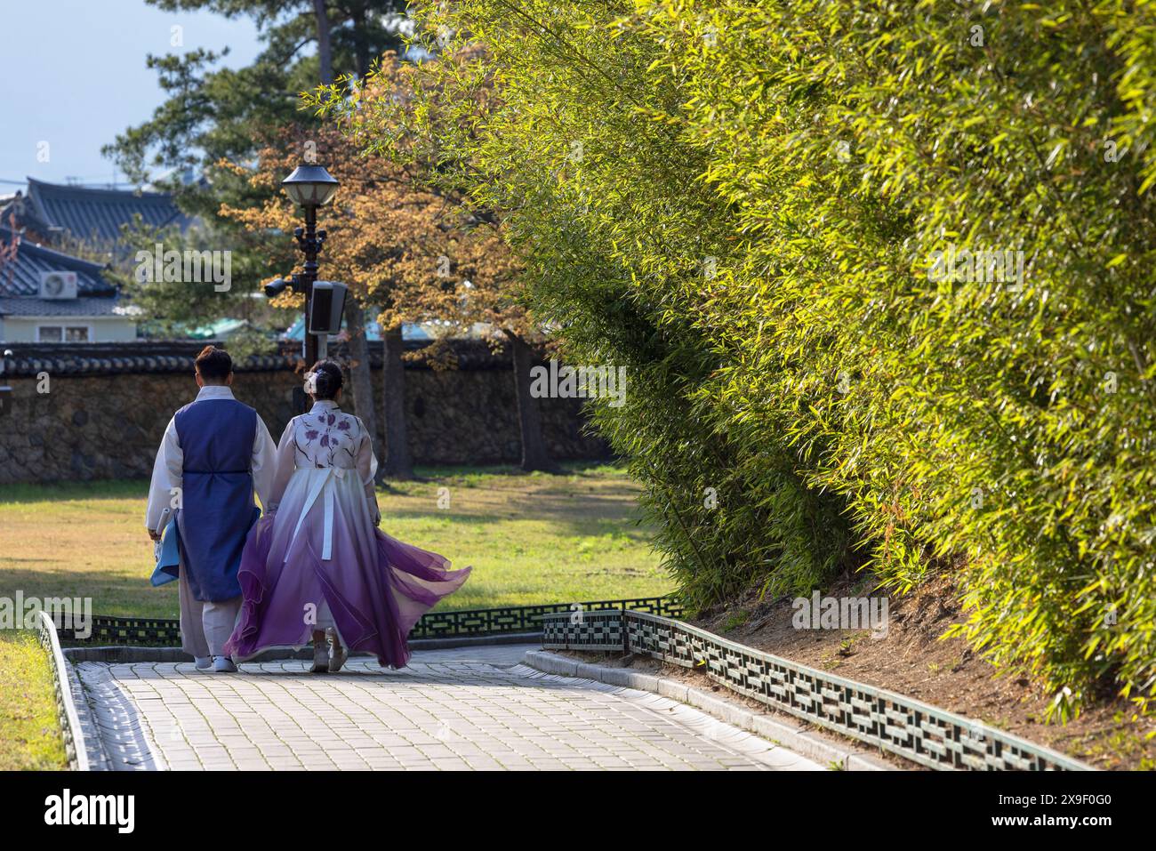 Couple wearing traditional clothes at Daereungwon Tomb Complex (UNESCO ...