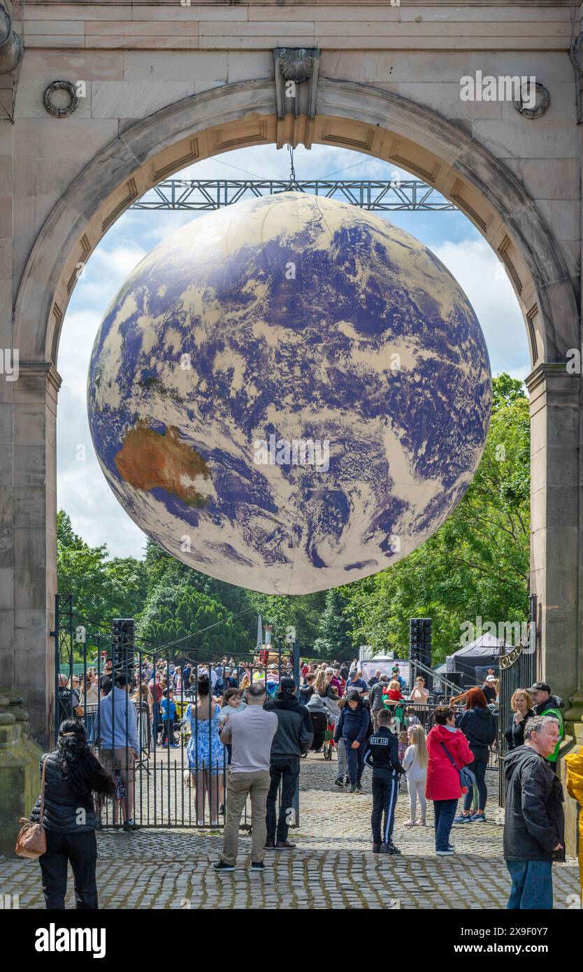 Artist luke jerrams gaia hi-res stock photography and images - Alamy