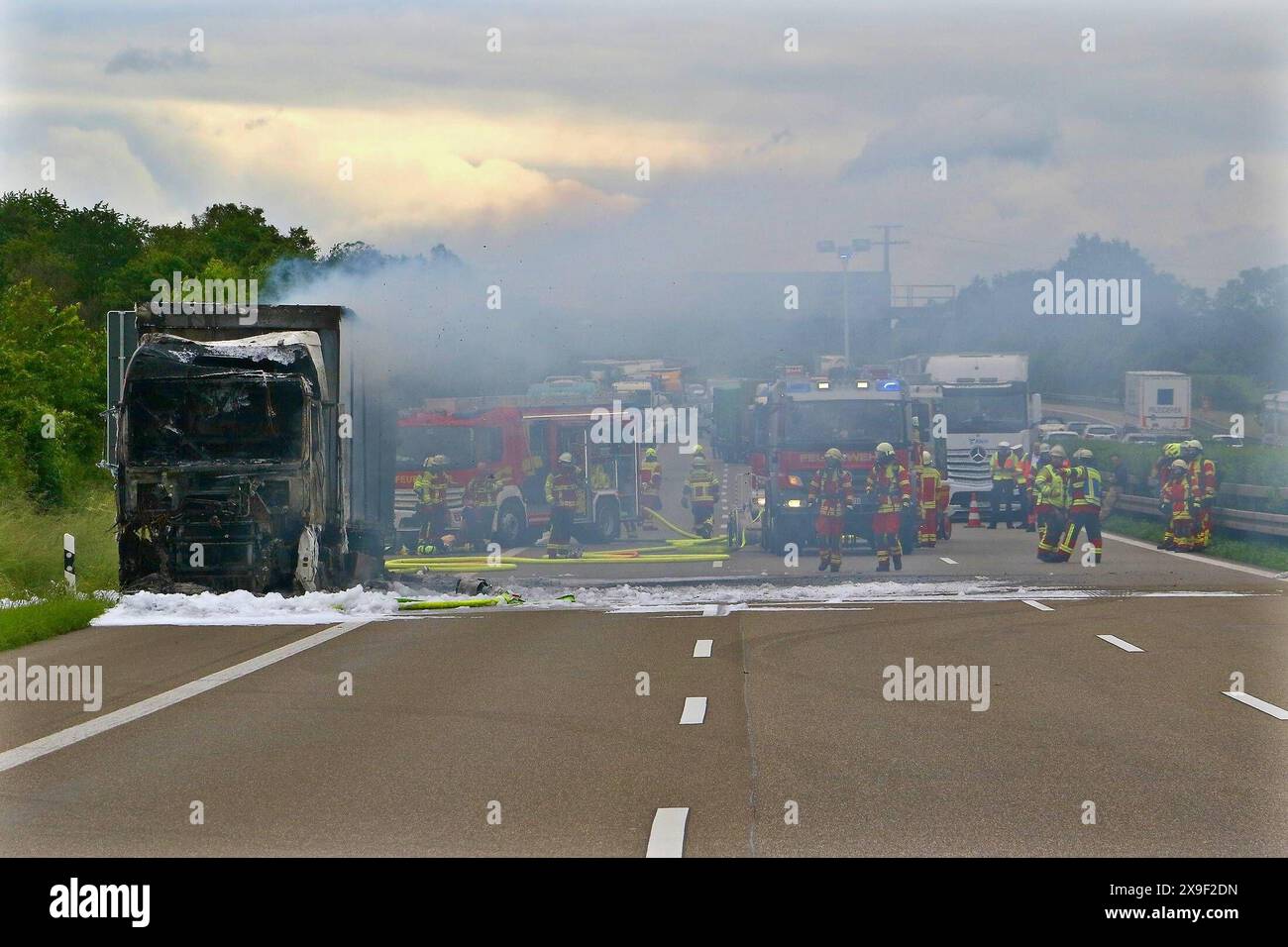 ***BILDER- & INFOUPDATE PRESSEMITTEILUNG*** LKW mit Papierrollen brennt ...