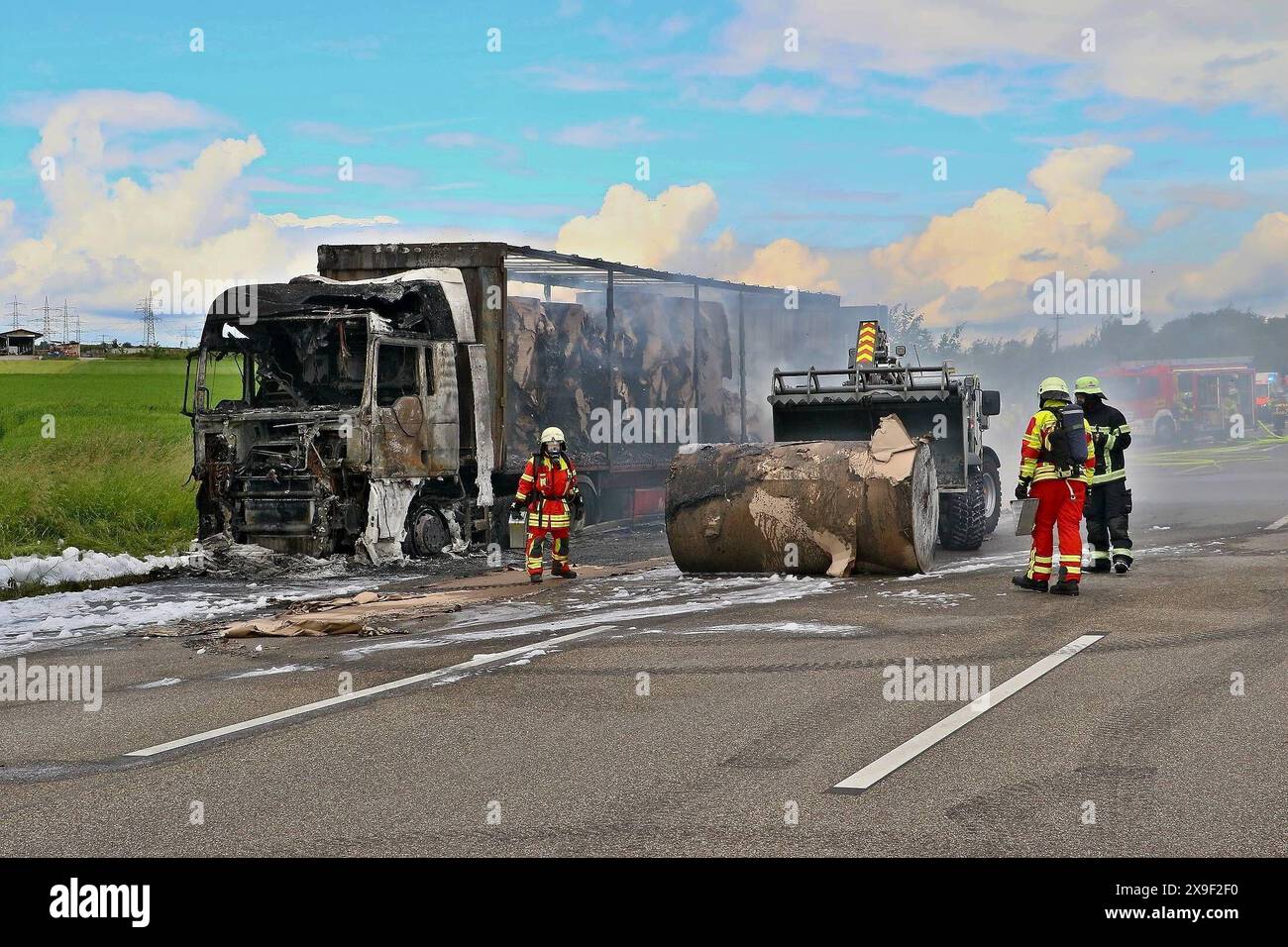 ***BILDER- & INFOUPDATE PRESSEMITTEILUNG*** LKW mit Papierrollen brennt auf der A81 in voller ...