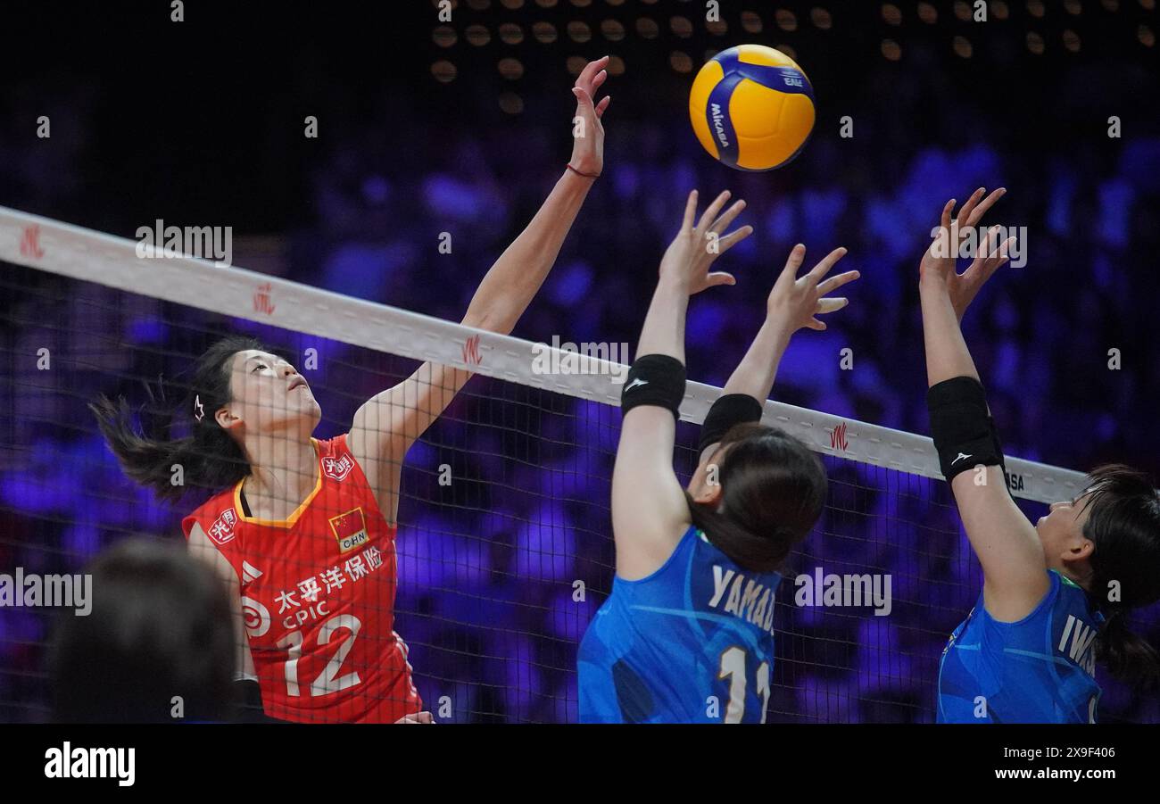 Macao, China. 31st May, 2024. Li Yingying (L) of China competes during ...