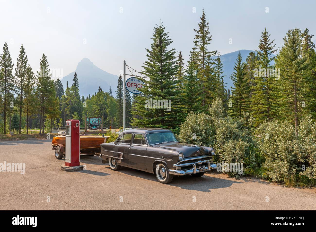 Vintage gas station hi-res stock photography and images - Alamy