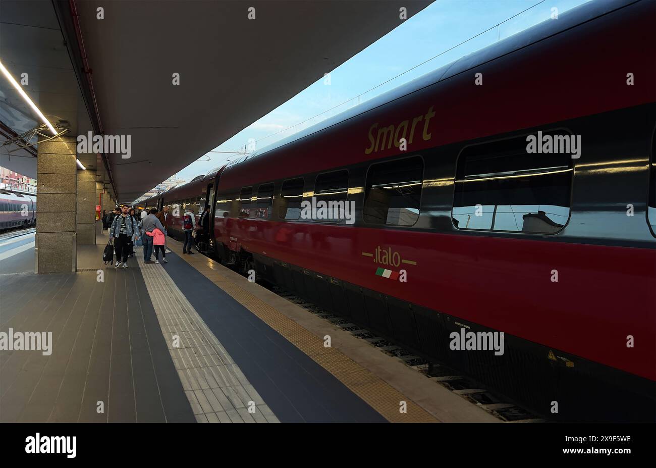 Platform at station with passengers boarding high-speed train Stock ...