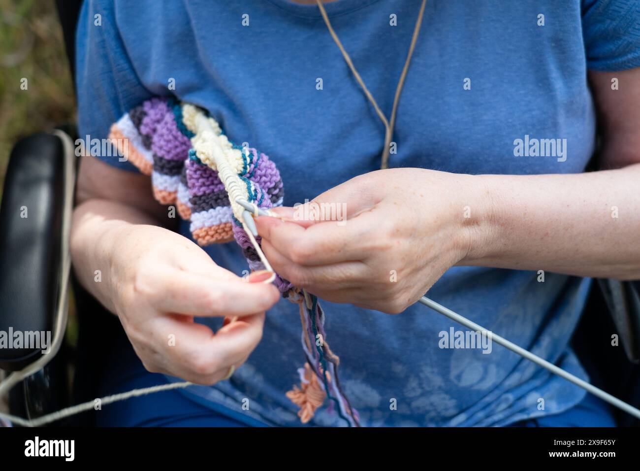 Senior woman's hands knitting Stock Photo - Alamy