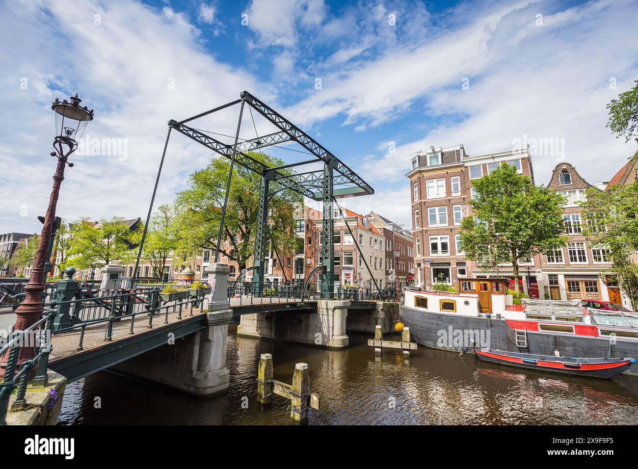 Binnen Dommersstraat Drawbridge pictured on a leafy Brouwersgracht ...