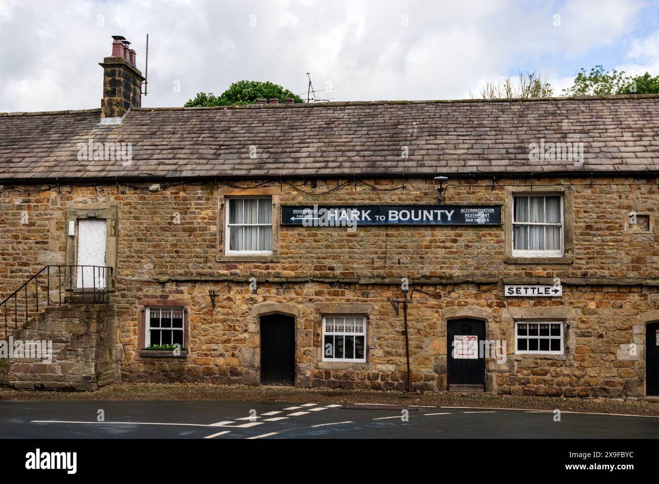 Hark To Bounty pub. Slaidburn, Lancashire Stock Photo - Alamy