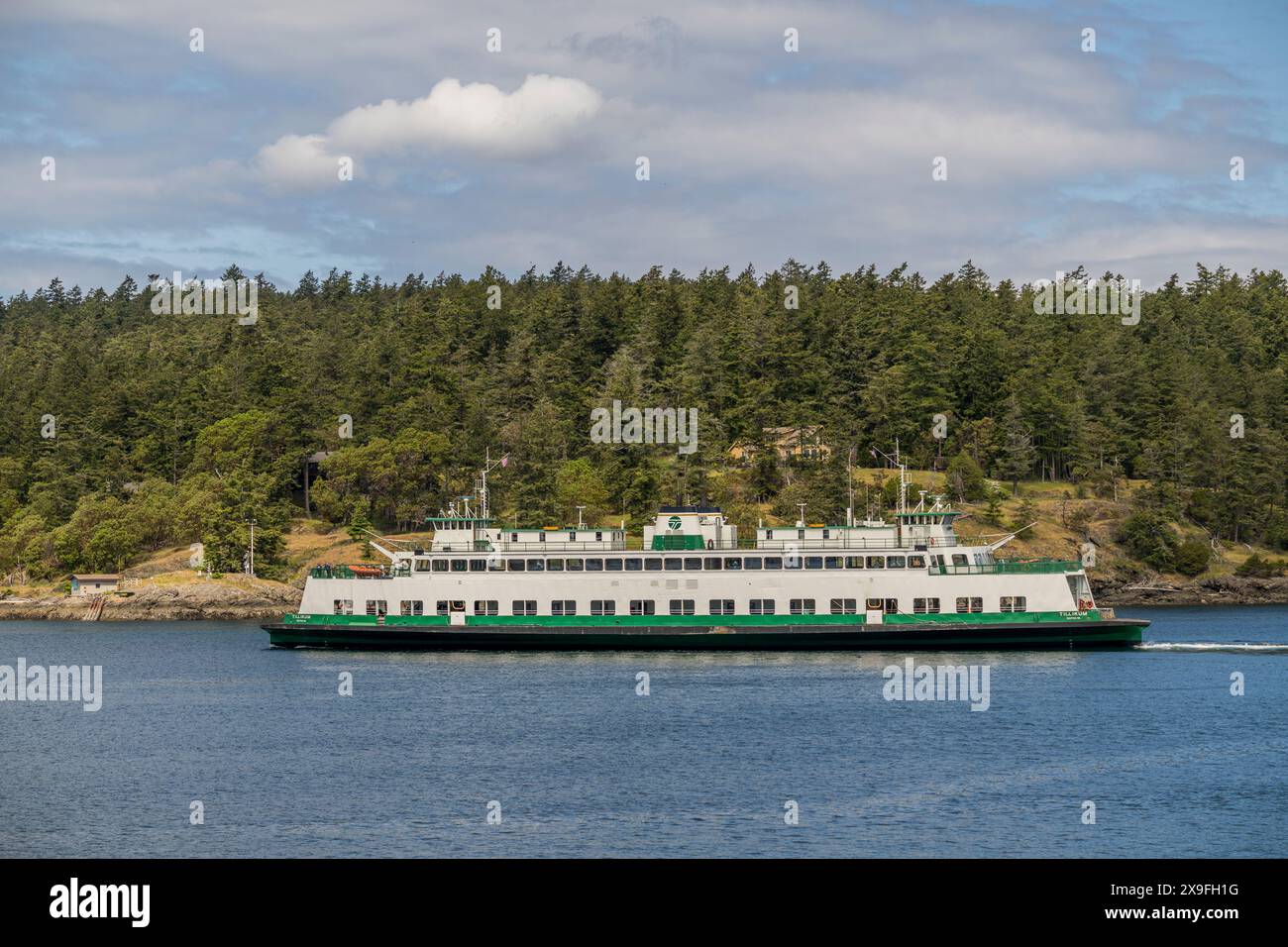 A Washington State Ferry sailing to Friday Harbor, San Juan Island ...