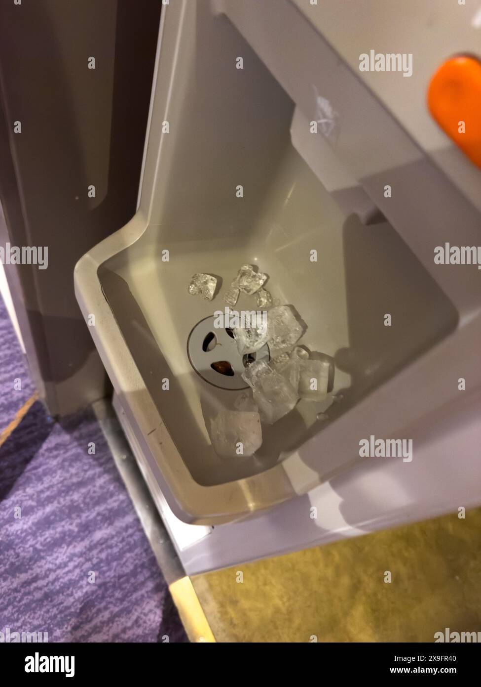 Ice cube machine hi-res stock photography and images - Alamy