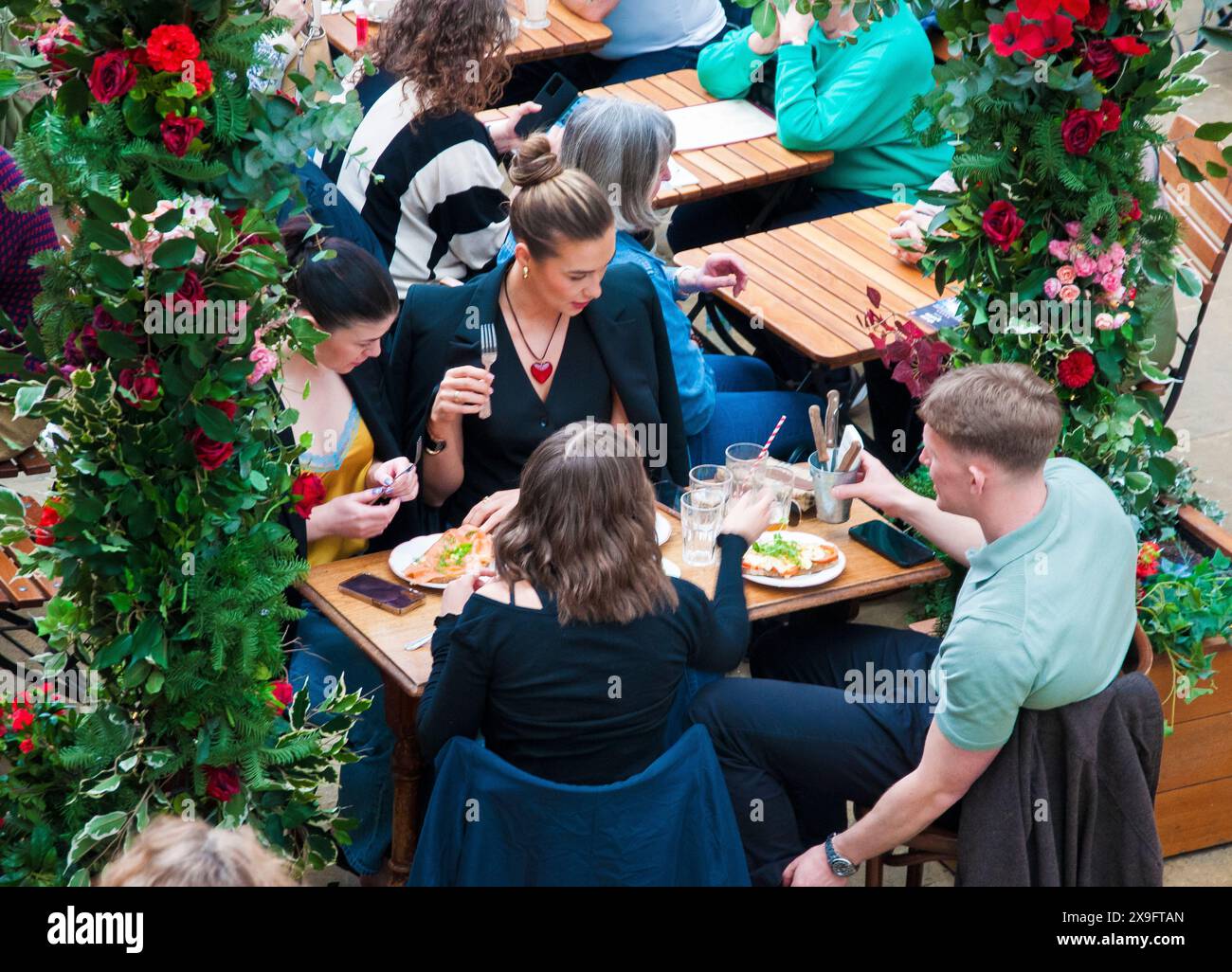 Outdoor dining london hi-res stock photography and images - Alamy