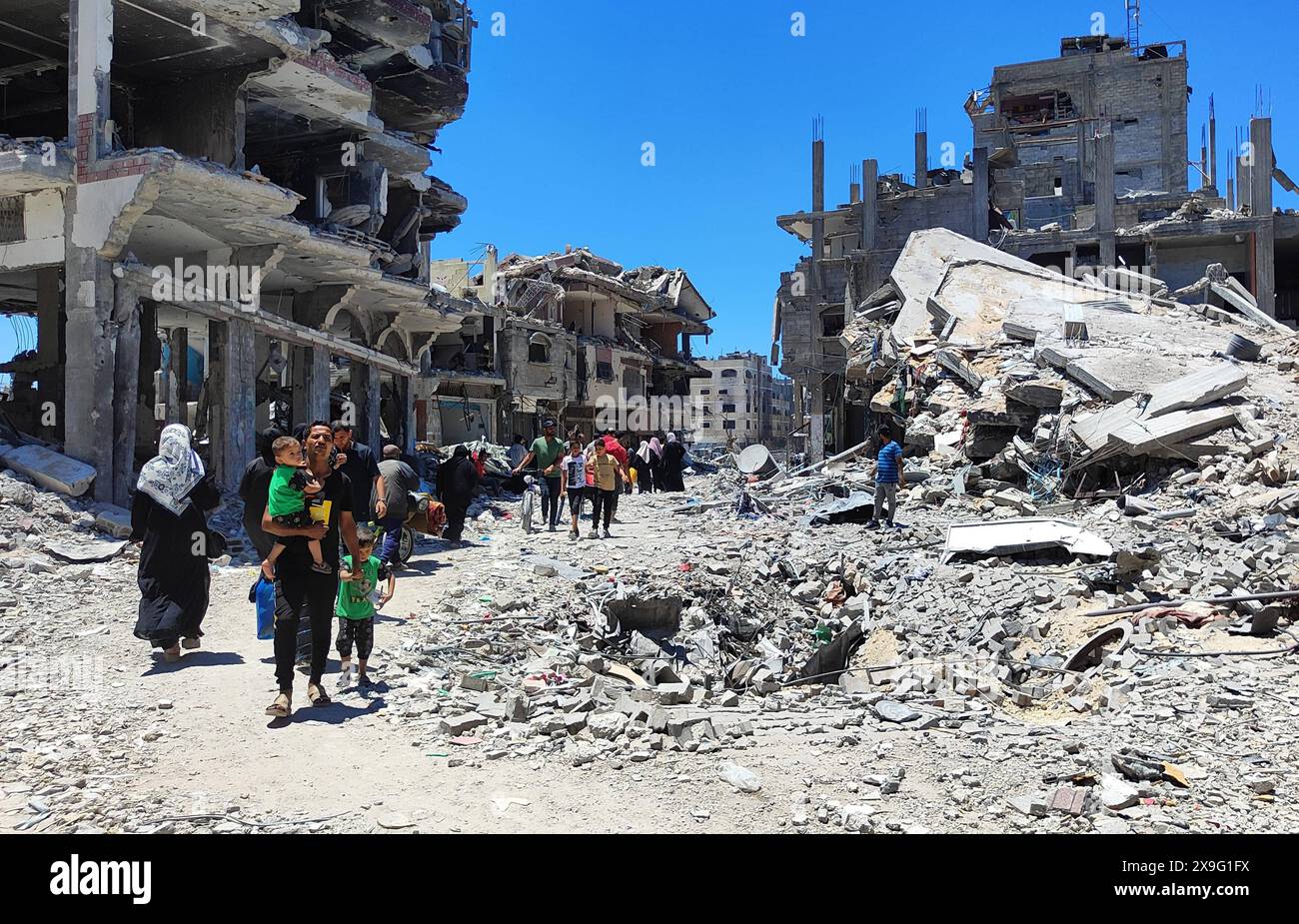 Palestinians return to their homes following the withdrawal of the ...