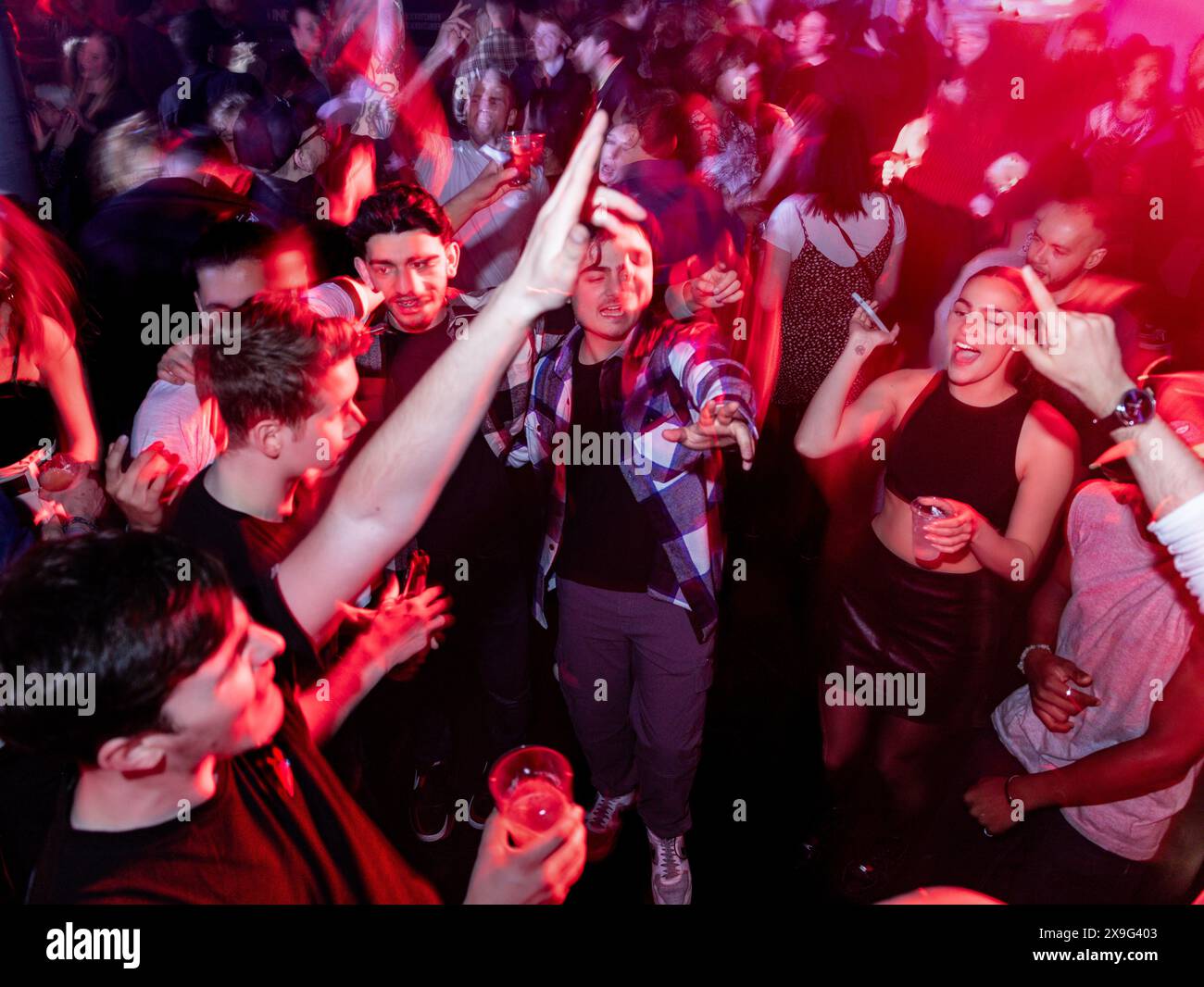 Crowd dancing nightclub hi-res stock photography and images - Alamy