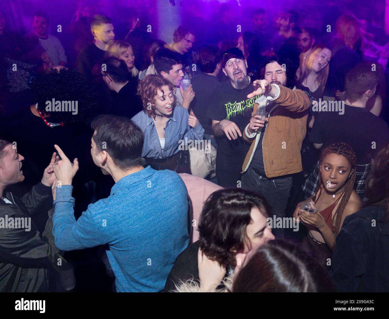 Crowd dancing in a club hi-res stock photography and images - Alamy