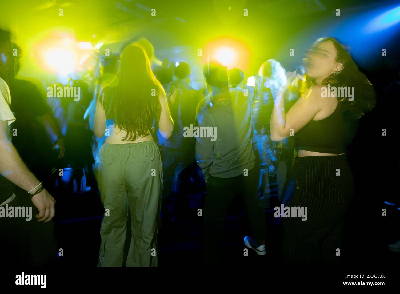 Crowd dancing nightclub hi-res stock photography and images - Alamy