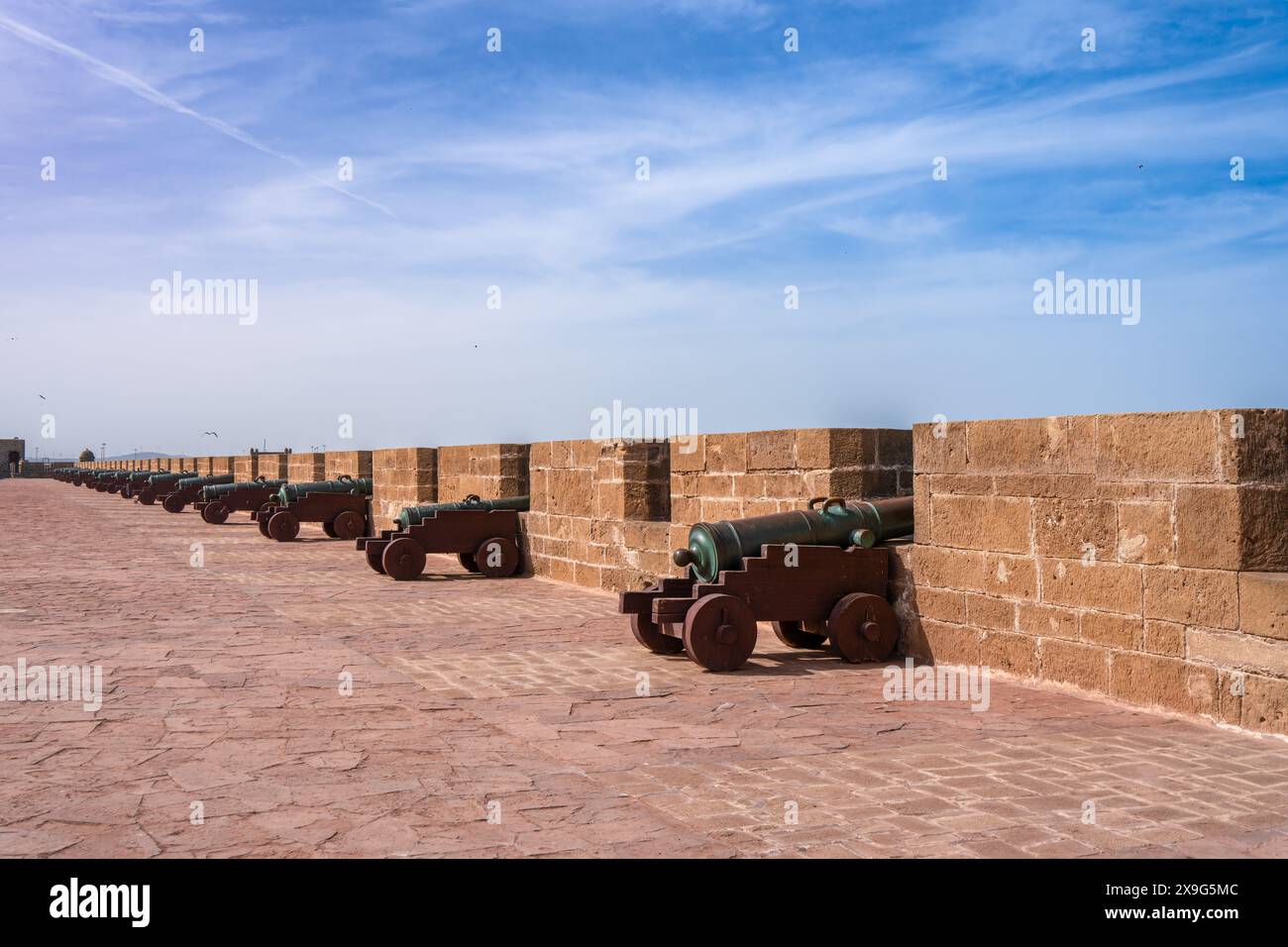 Row historic artillery cannons hi-res stock photography and images - Alamy