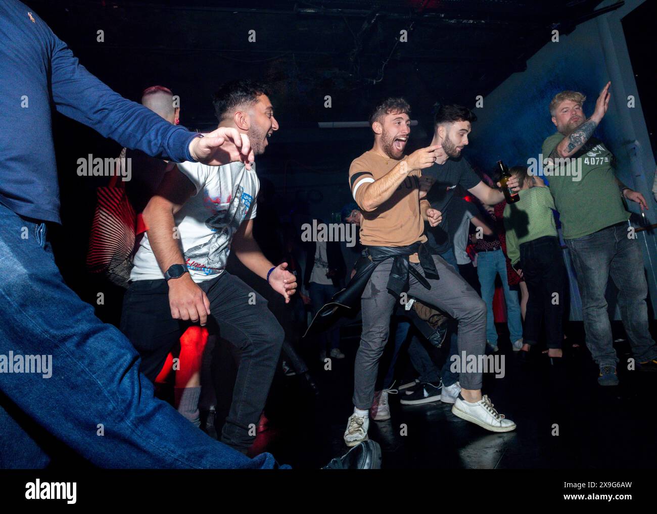 Crowd dancing nightclub hi-res stock photography and images - Alamy