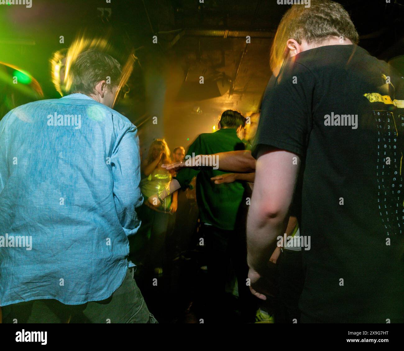 Night club dancing inside hi-res stock photography and images - Alamy