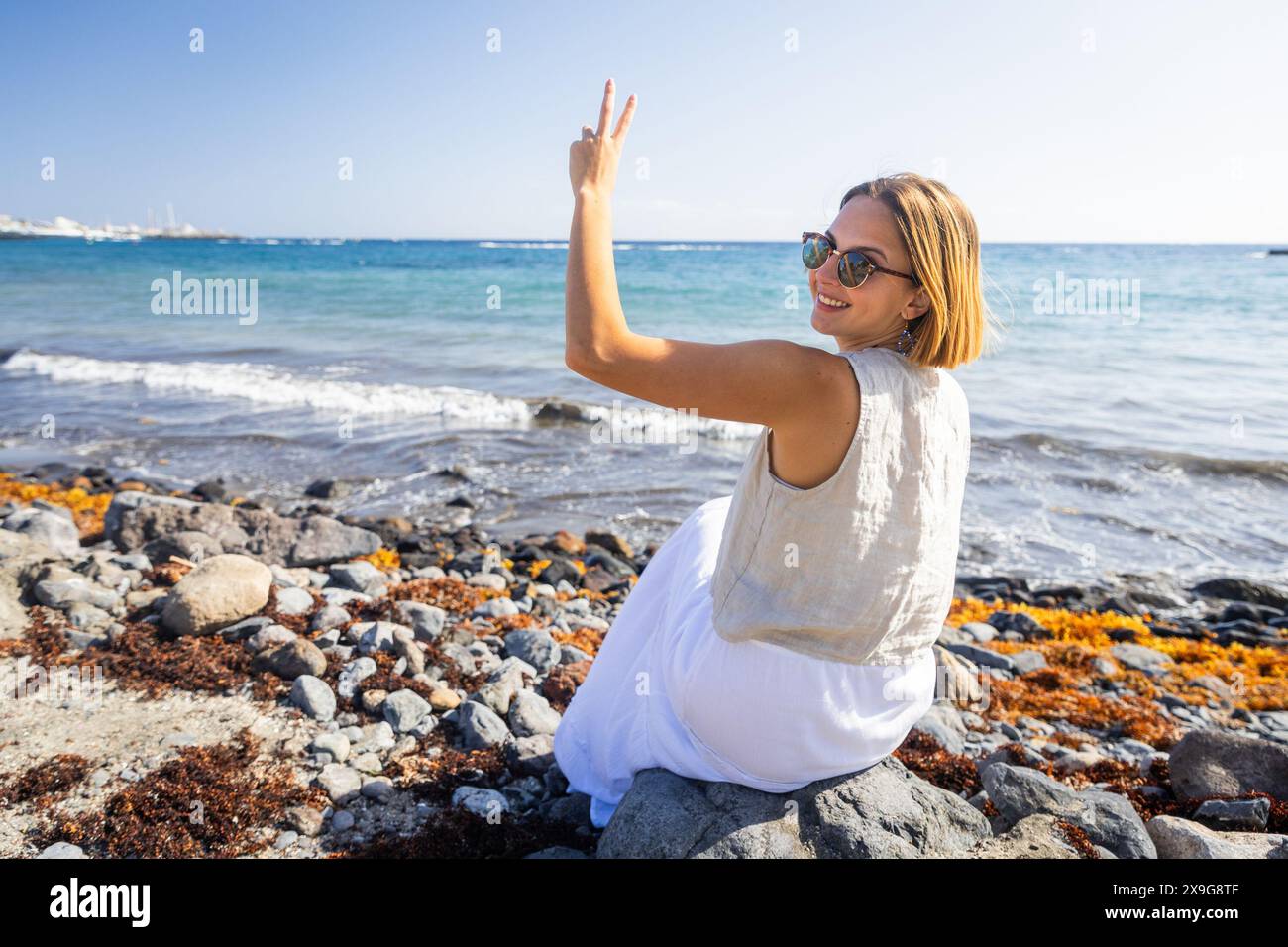 Person doing a peace sign hi-res stock photography and images - Alamy