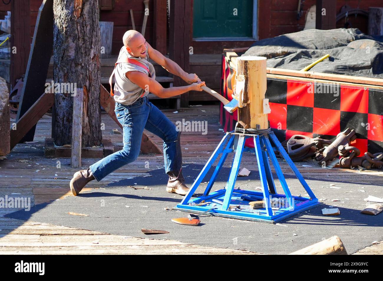Wood chopping competition hi-res stock photography and images - Alamy