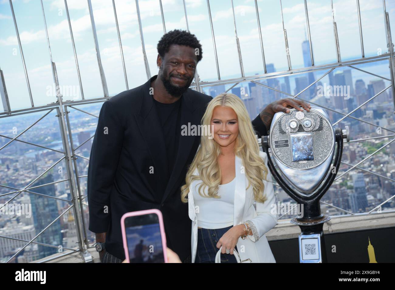 Julius randle and kendra shaw hi-res stock photography and images - Alamy