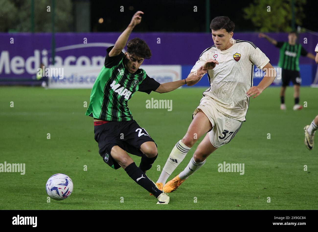 Firenze, Italia. 31st May, 2024. Sassuolo's Kevin Bruno fights for the ...
