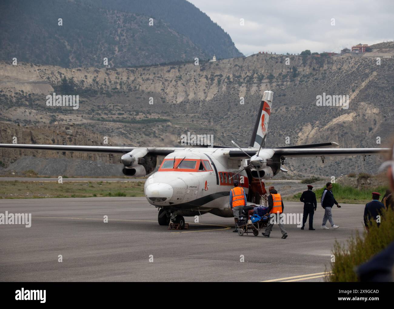 Twin Otter, Summit Air, Jomsom Airport Stock Photo - Alamy