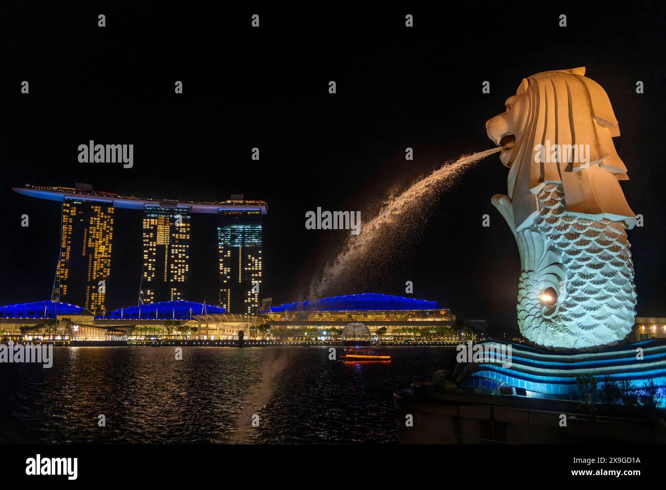 The Merlion Statue, symbol of Singapore at night and Marina Bay Sands ...
