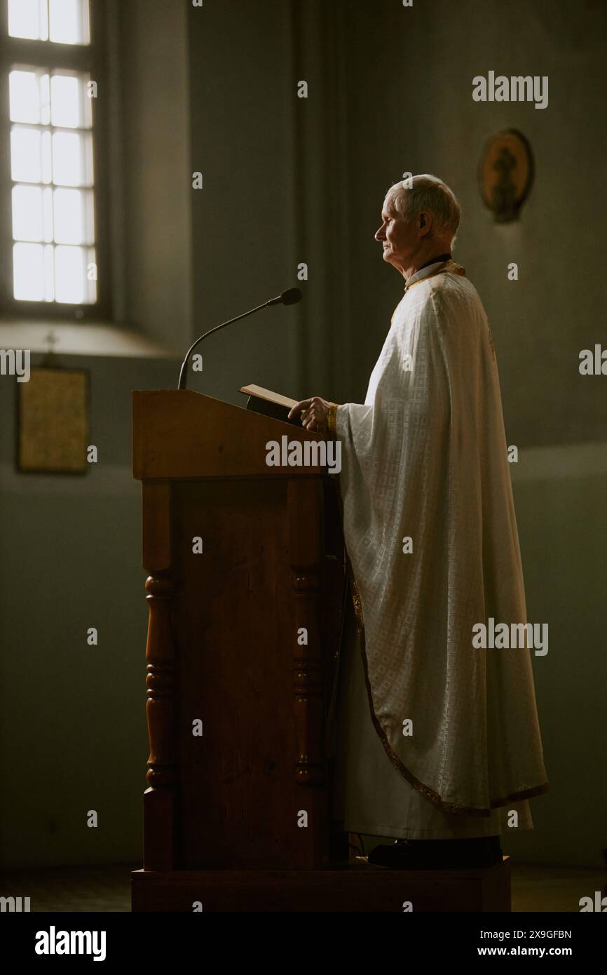 Long shot senior catholic hi-res stock photography and images - Alamy
