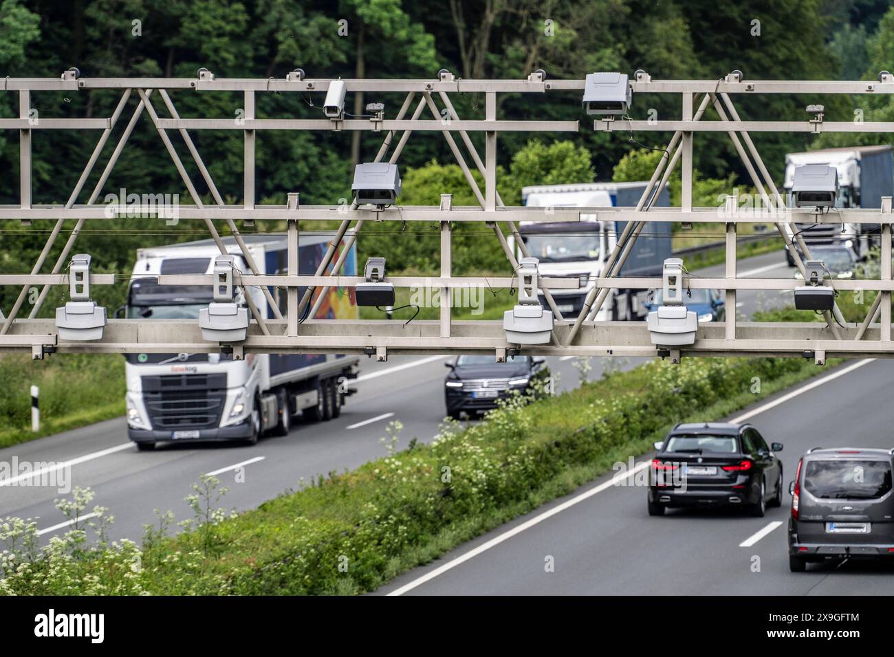 Sensoren einer Mautbrücke, zur Erfassung der Autobahnmaut, auf der ...