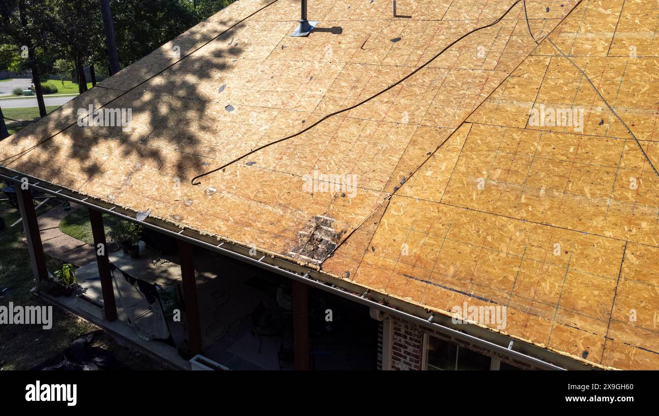 Roof decking with rotten wood under the shingles Stock Photo - Alamy