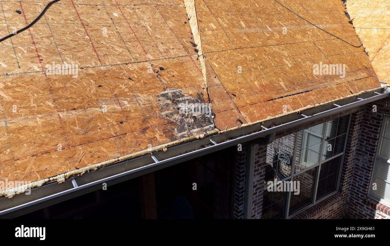 Roof decking with rotten wood under the shingles Stock Photo - Alamy