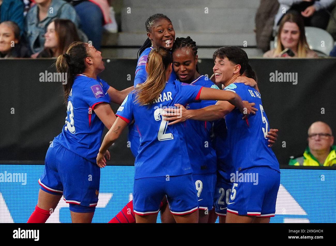 France's Marie-Antoinette Katoto celebrates with team-mates after ...