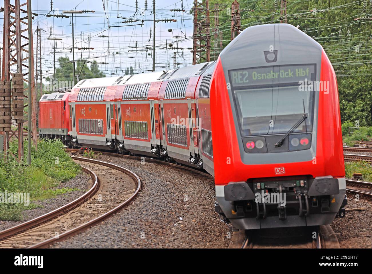 Bahnbetrieb in Ballungsräumen Ein Regionalexpress durchquert zwischen seinen Zielorten das ...