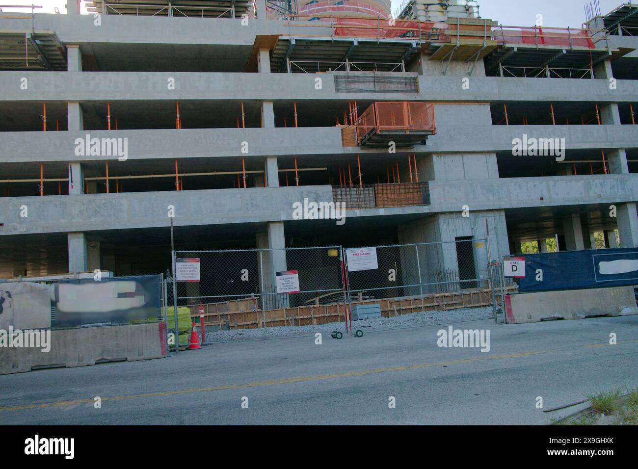 Side view of a multi story parking garage hi-res stock photography and ...