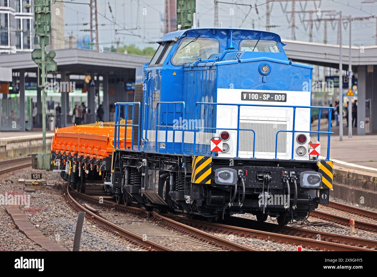 Gleisbauzüge Ein sehr langer Arbeitszug durchquert das Ruhrgebiet auf ...