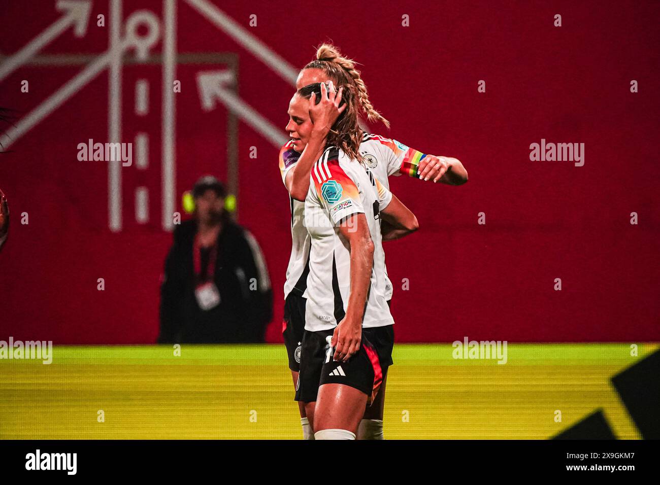 Torjubel/Jubel nach Tor zum 4:1 per Elfmeter/Strafstoss Giulia Gwinn ...