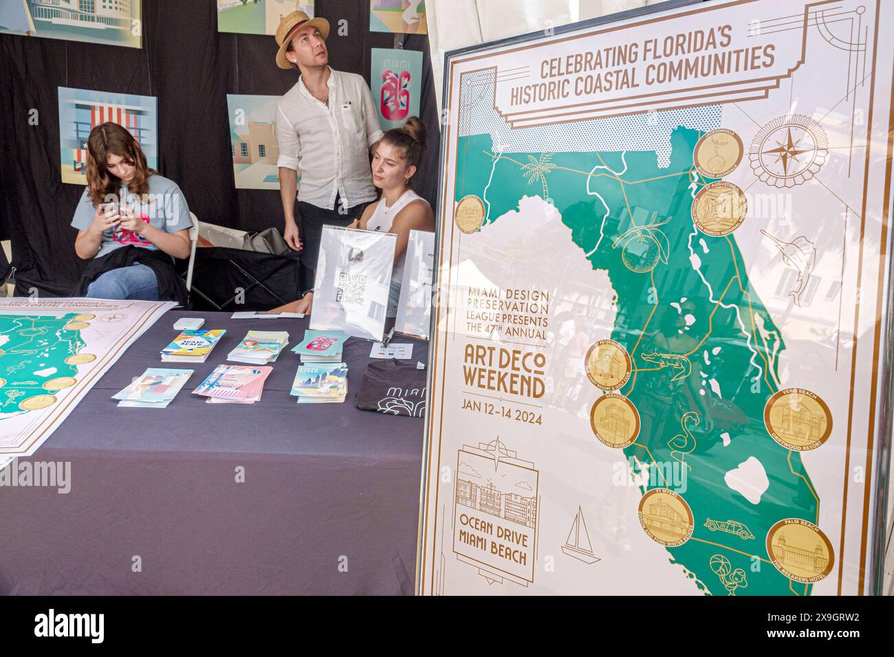 Booth exhibitor selling posters hi-res stock photography and images - Alamy