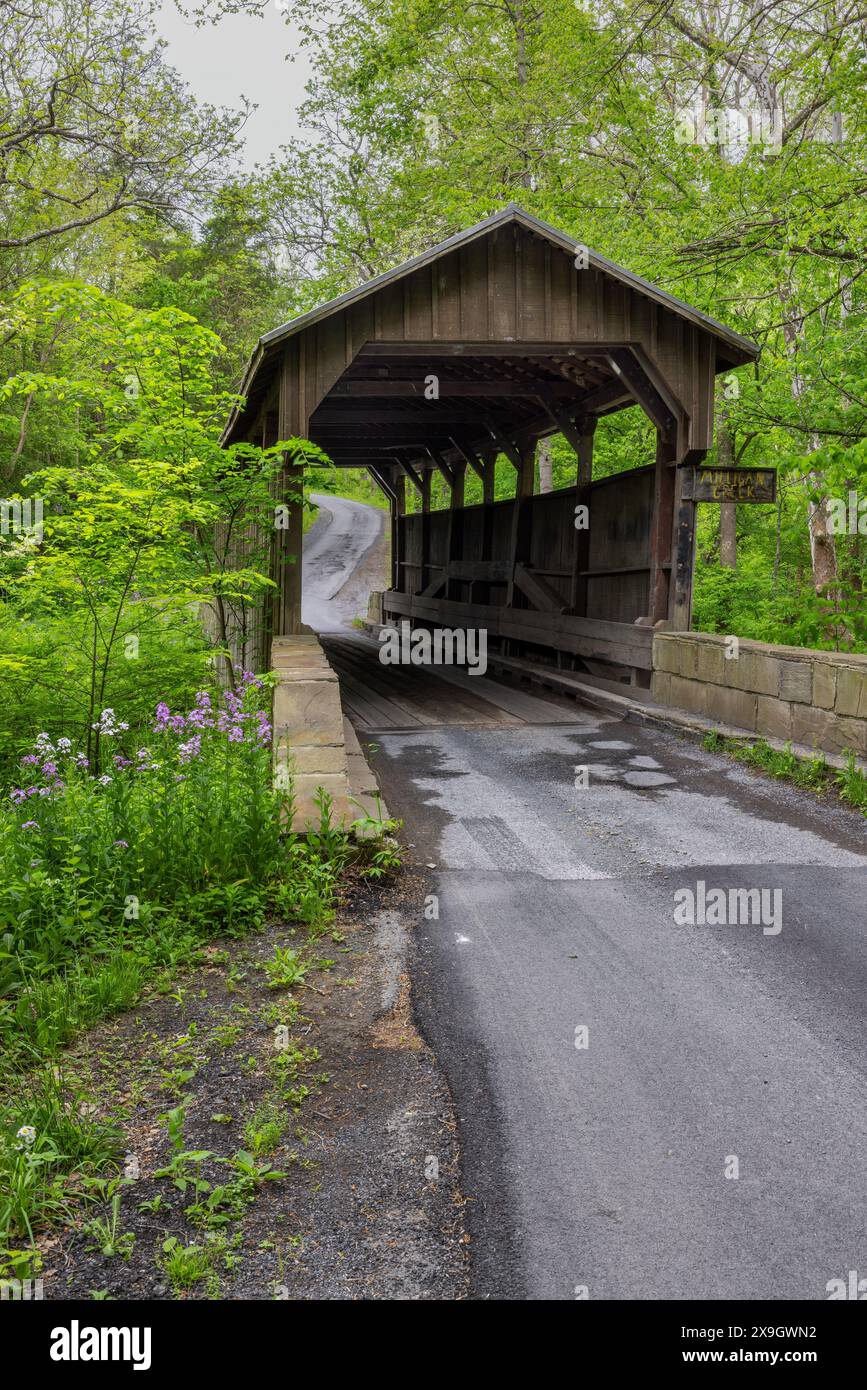 Queen post truss bridge hi-res stock photography and images - Alamy