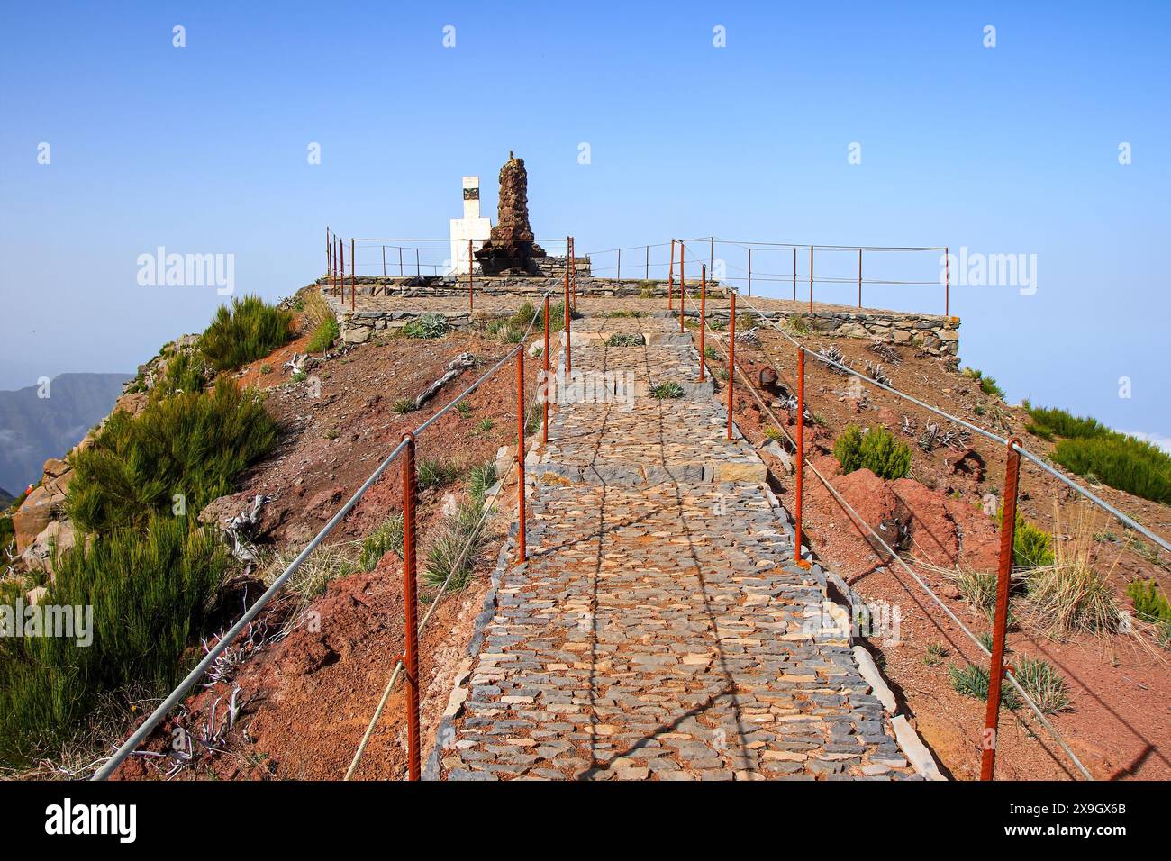 Observation platform at the summit of the Pico Ruivo, the highest ...