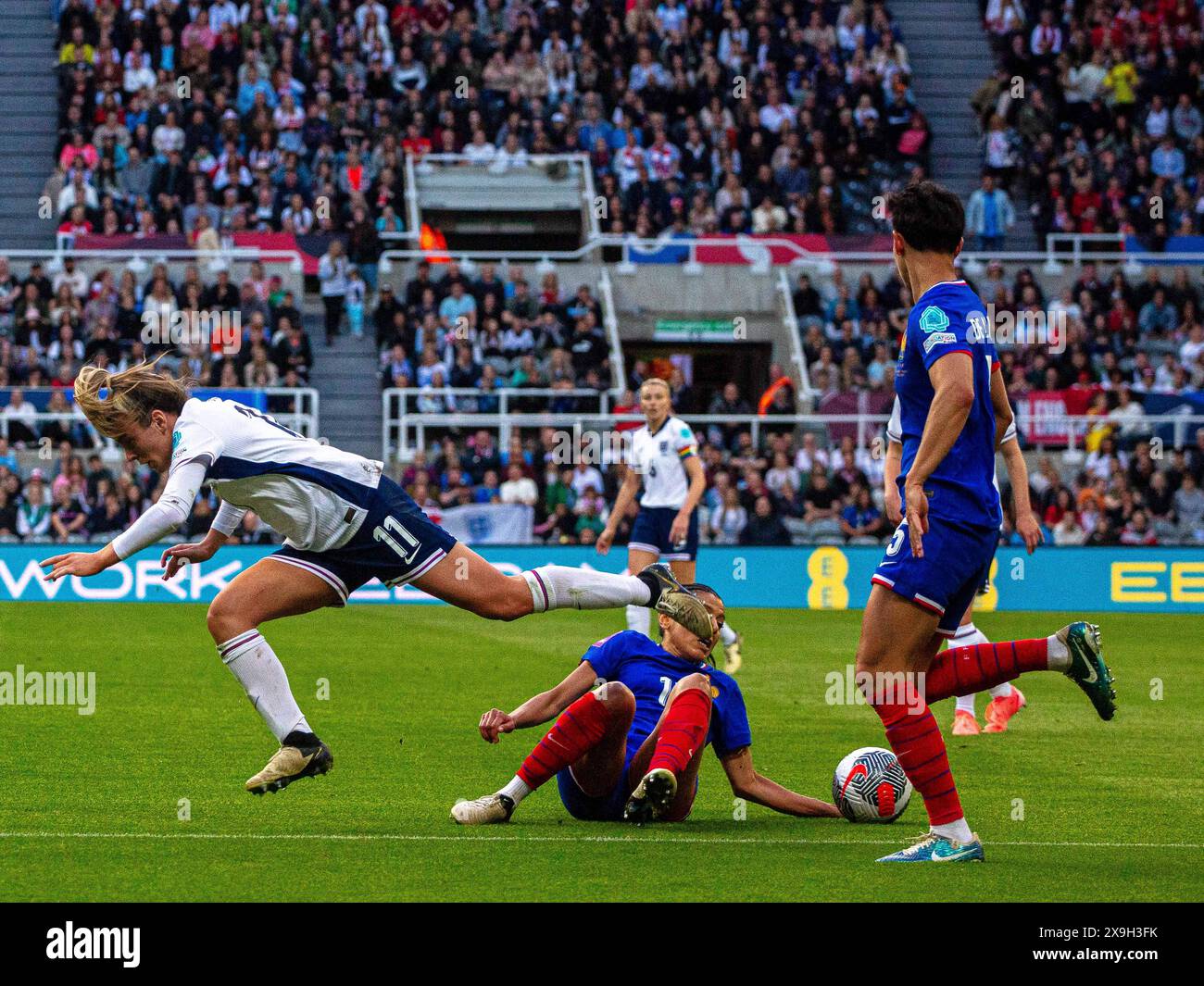 St James Park Stadium, UK. 31st May, 2024. Lauren Hemp (11) in a flying ...