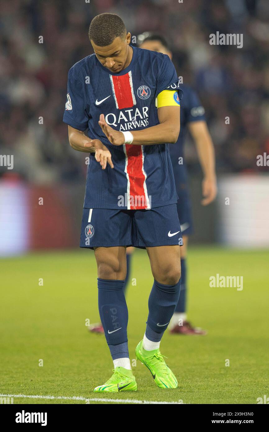 Football match, captain Kylian MBAPPE' Paris St Germain claps his hands ...