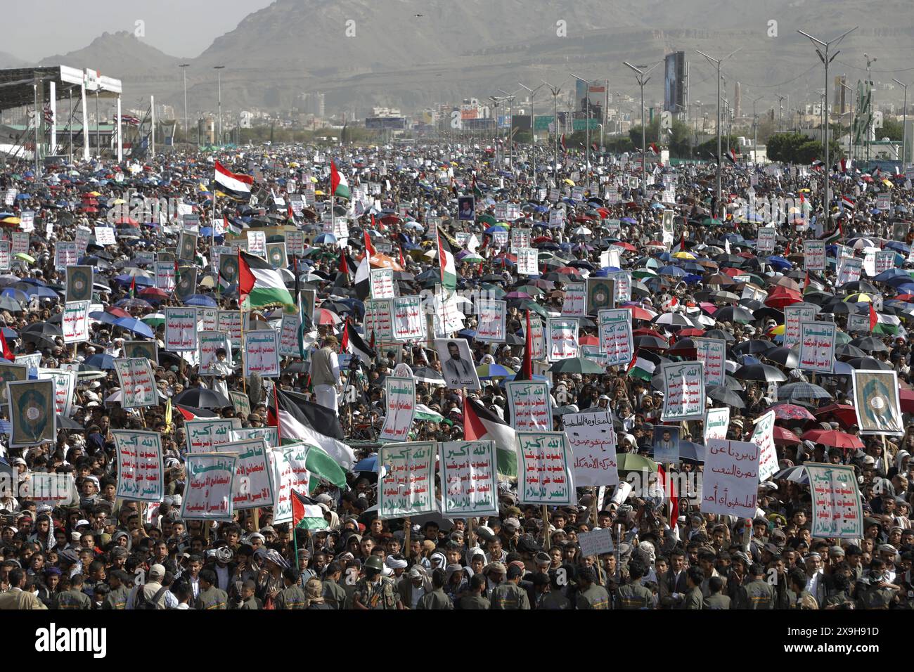 Houthi supporters chant slogans hi-res stock photography and images - Alamy